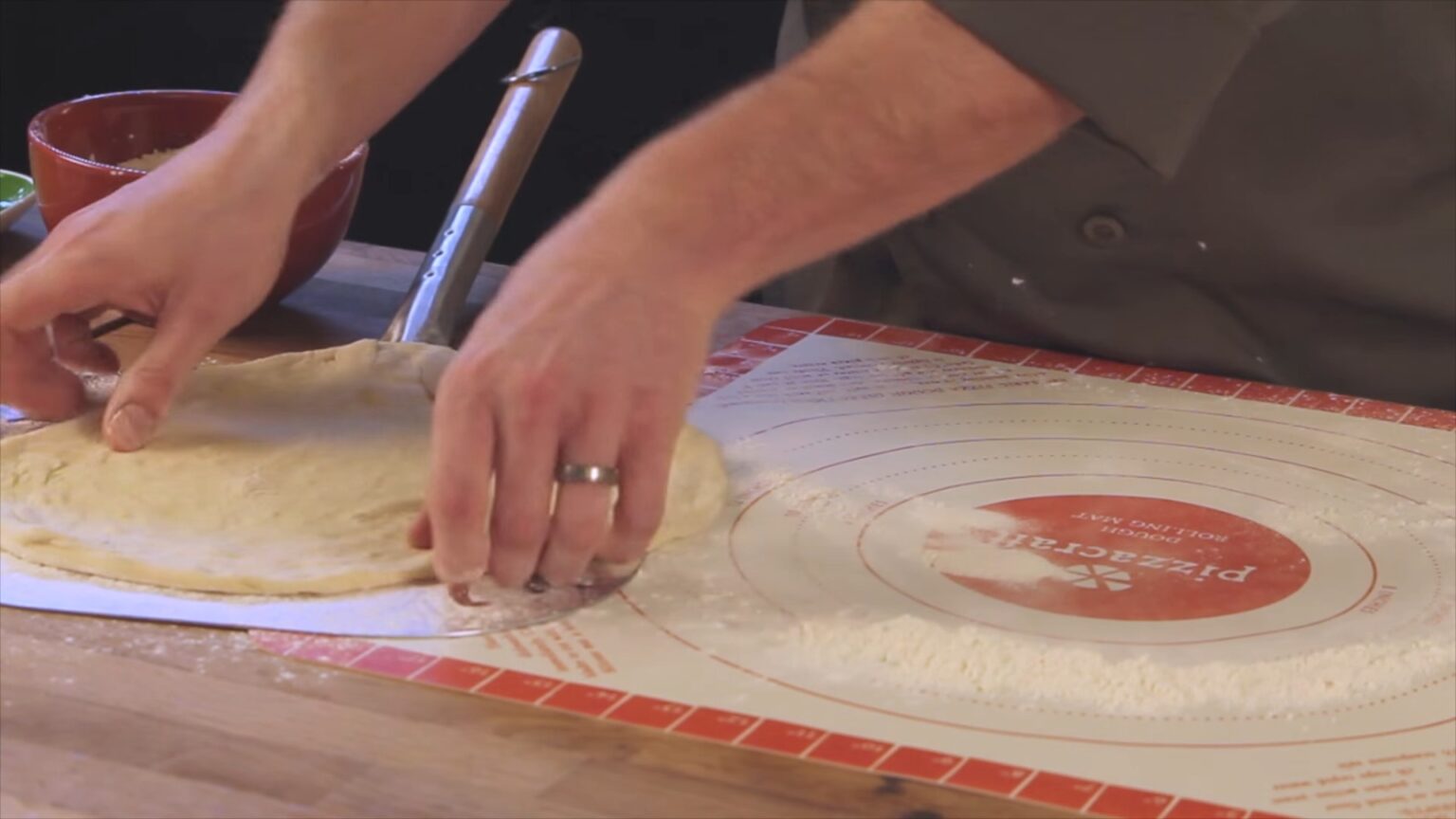 How To Use A Rolling Pin For Perfect Pizza Thickness? Step-by-Step ...