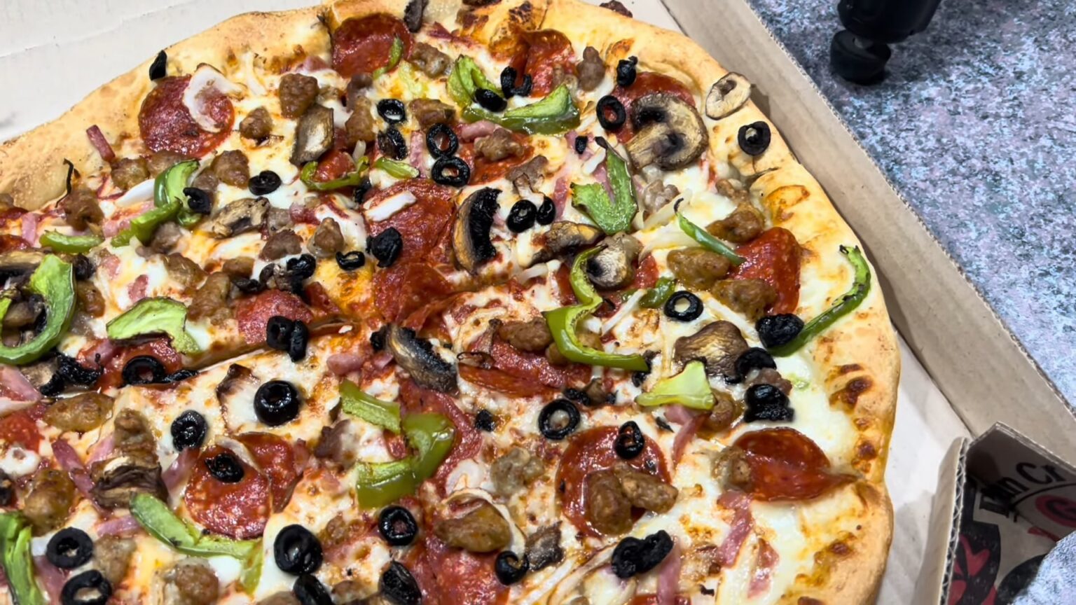 Pizza Hut Pizza Sizes - A Complete Guide - Uncle Als Pizza